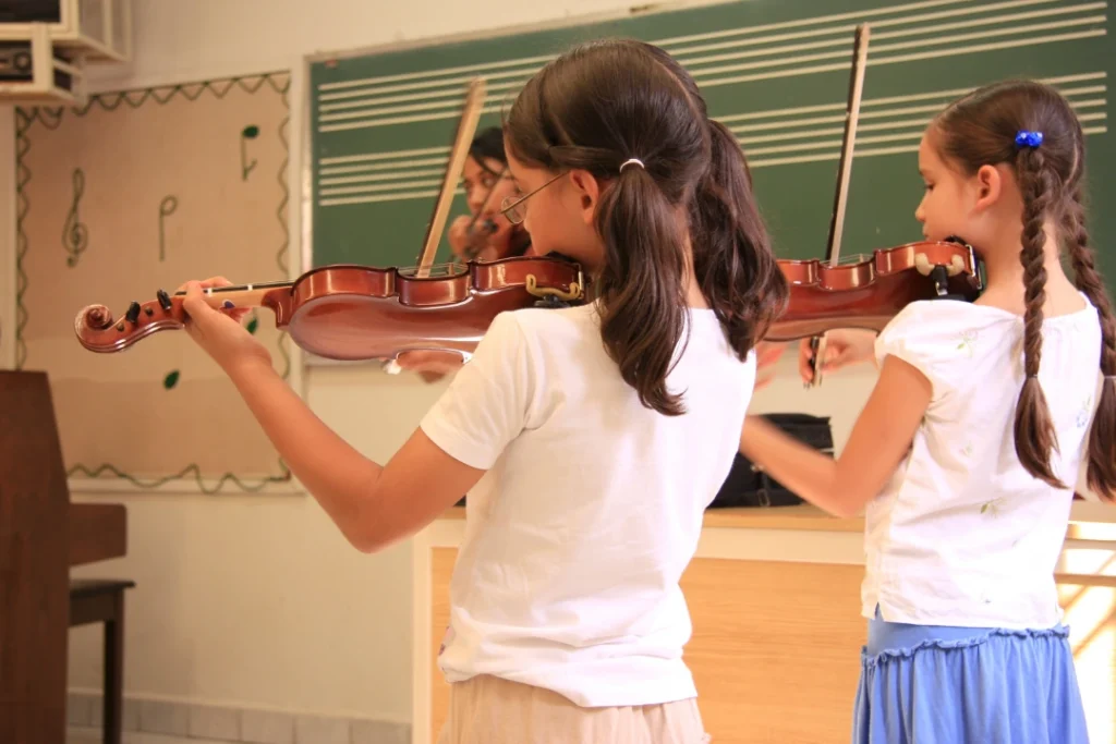 Group Violin Lessons vs. Private Violin Lessons for Beginners
